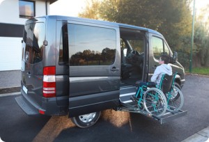 Louez un monospace accessible en fauteuil roulant à l'avant